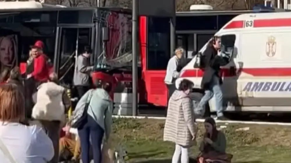 Teška nesreća na Novom Beogradu: U sudaru dva autobusa povređeno 20 ljudi, među njima dete i ...